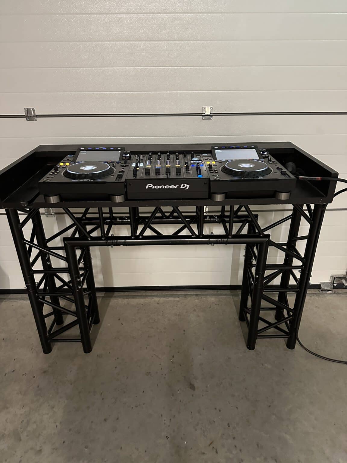 Zwarte truss DJ booth huren in Utrecht bij Brink Events